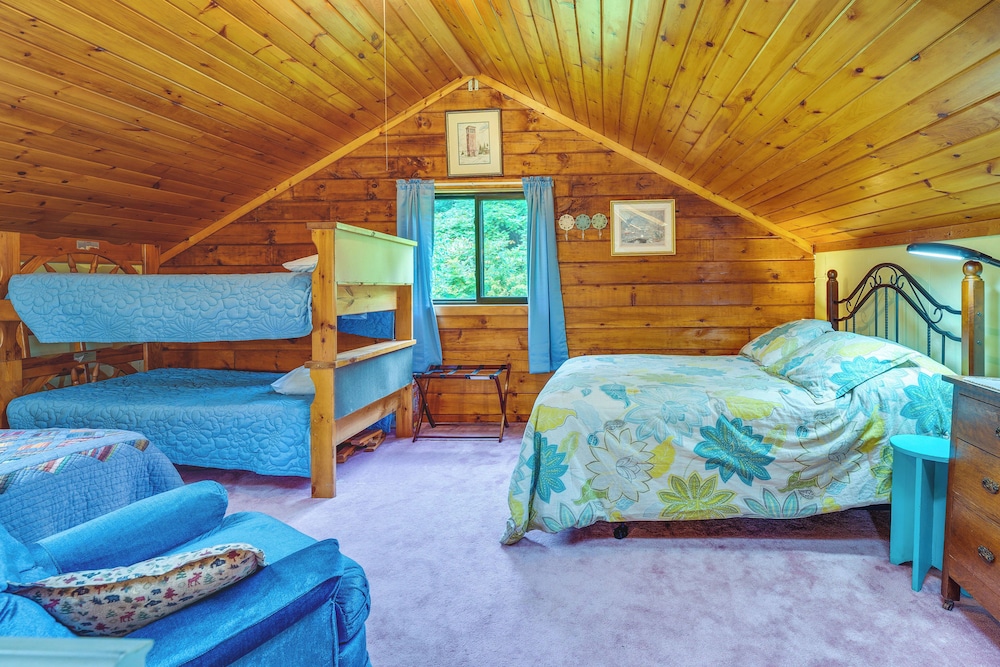 Pet-friendly Jamestown Cabin W/ Fire Pit And Deck! - Jamestown, NY
