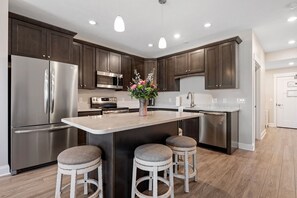 Condo | Cozinha privada | Geladeira grande, micro-ondas, lava-louças, panela elétrica de arroz