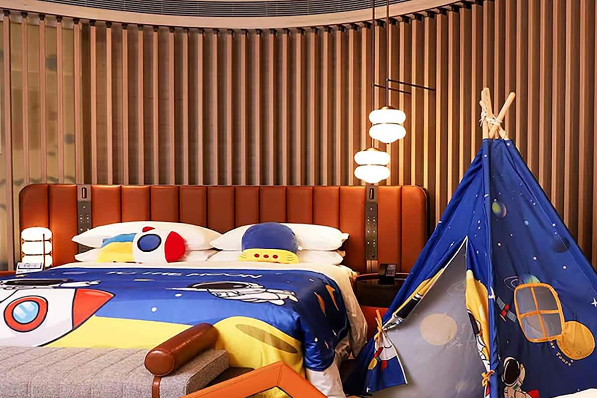 Quarto família, 1 cama King, vista para o lago | Roupas de cama premium, edredons de pluma, camas com colchões pillow-top