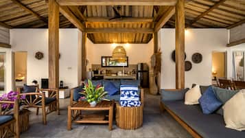 Villa Deluxe, 4 quartos, piscina privativa, vista para a piscina | Sala de estar | Televisor de 32 polegadas com canais por cabo