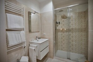 Chuveiro, chuveiro com efeito de chuva, secador de cabelo, bidê