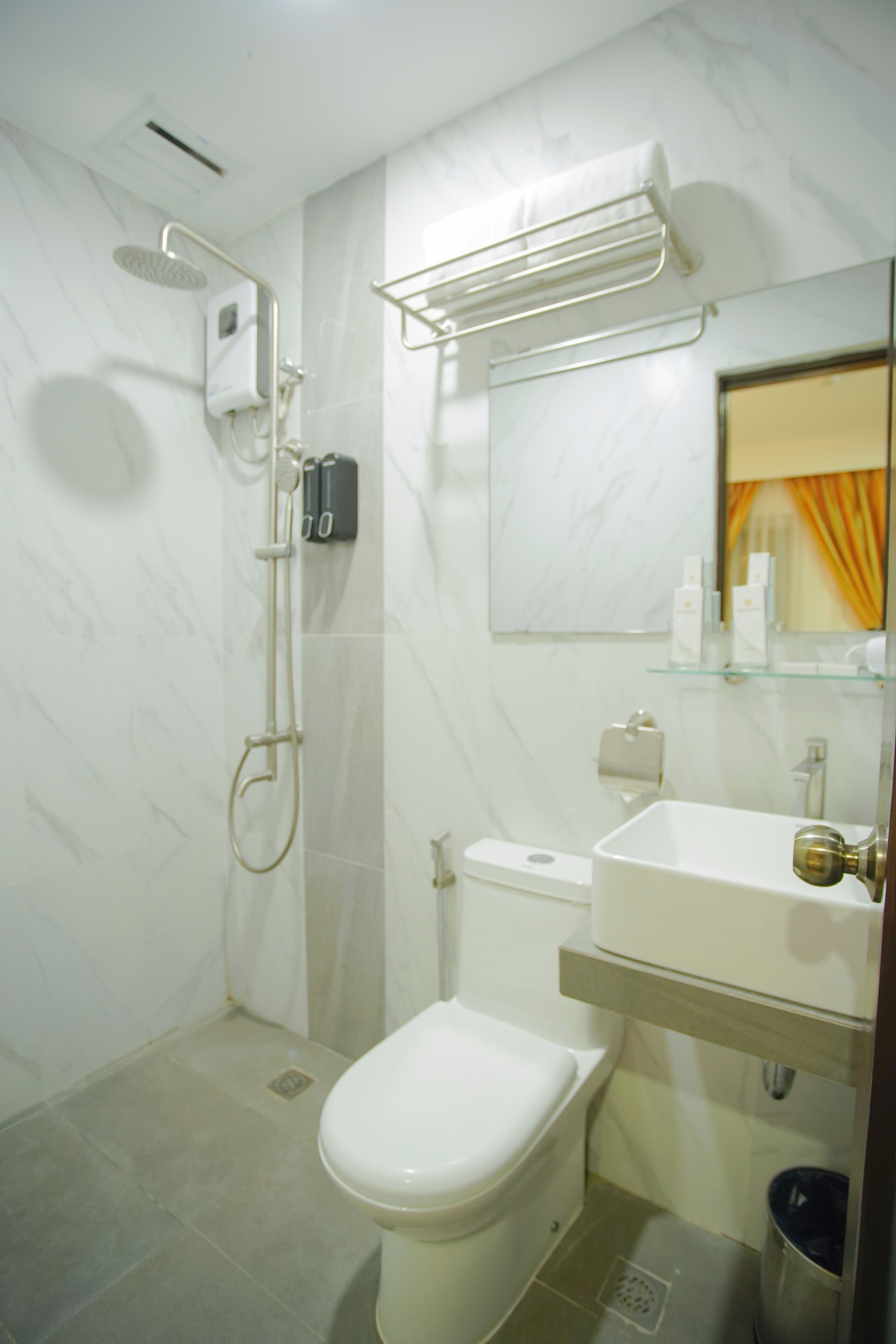 Quarto Individual Deluxe | Casa de banho | Um polibã, um secador de cabelo, chinelos, toalhas fornecidas 