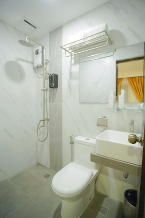 Quarto Individual Deluxe | Casa de banho | Um polibã, um secador de cabelo, chinelos, toalhas fornecidas