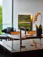 Suíte executiva, 1 quarto | Cozinha privada | Geladeira grande, micro-ondas, fogão, cooktop