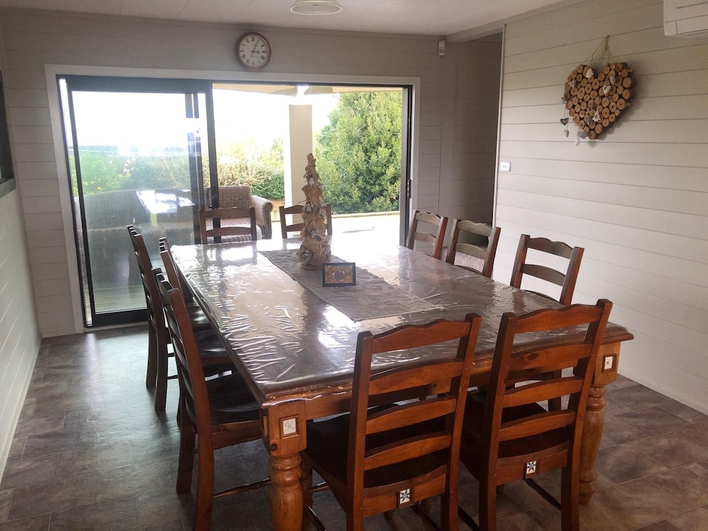 Mediterranean-style Home In Cul-de-sac A Few Minutes Walk To Shops And Beach. - Waihi Beach