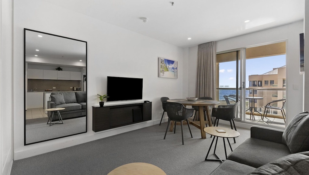 Belle Escapes - Wine Down At The Pier - マリオン