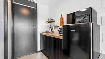 Geladeira grande, micro-ondas, máquina de café expresso