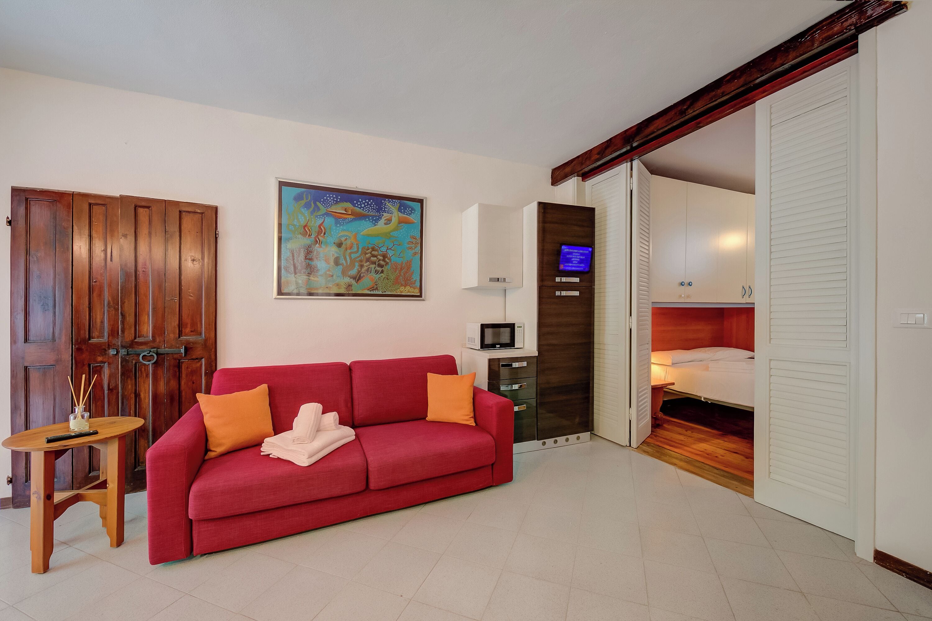 Apartamento família, vários quartos (Vicolo 42-private Terrace-200m Lake) | Área de estar | TV de tela plana 21 polegadas com canais a cabo