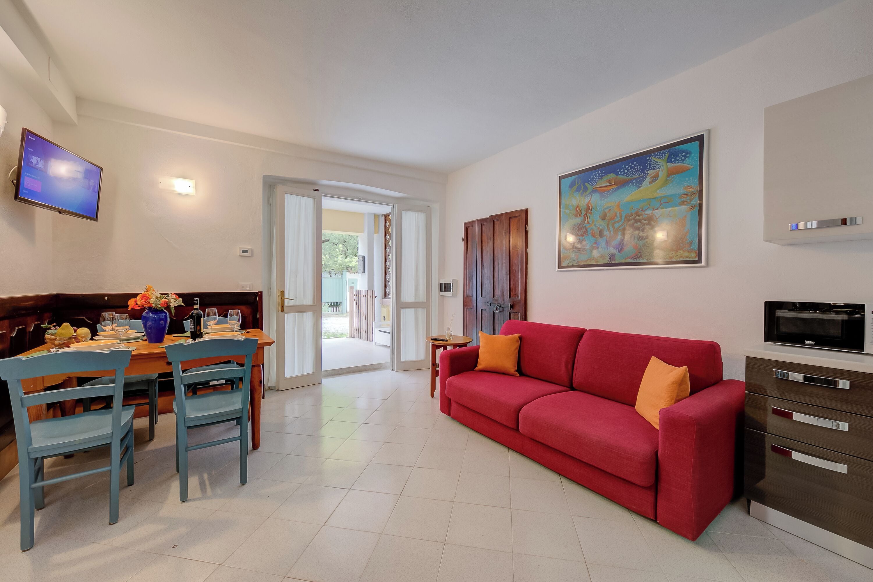 Apartamento família, vários quartos (Vicolo 42-private Terrace-200m Lake) | Área de estar | TV de tela plana 21 polegadas com canais a cabo