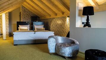 Quarto com cama, poltrona, abajur e parede texturizada.
