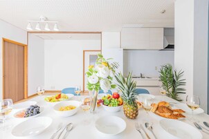 Apartamento Clássico em Condomínio Fechado | Sala de estar | Televisor de ecrã plano de 50 polegadas com canais digitais 