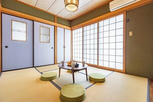 Apartamento Clássico em Condomínio Fechado | Sala de estar | Televisor de ecrã plano de 50 polegadas com canais digitais 