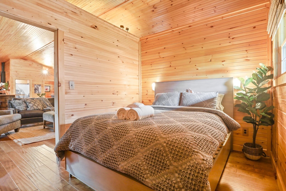 Shoreline Shadows Log Cabin With New Hot Tub! - Buckeye Lake, OH
