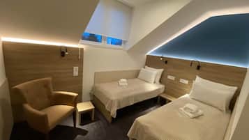 Quarto Duplo ou Twin Básico, 2 camas individuais, não fumadores | Cofre no quarto, secretária, quartos insonorizados