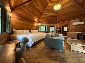 Casa na árvore com design assinado, 2 camas Queen, para não fumantes, vista para a montanha | Frigobar, espaço de trabalho para notebook, quartos à prova de som