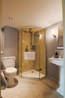 Quarto Deluxe | Casa de banho | Toalhas fornecidas 