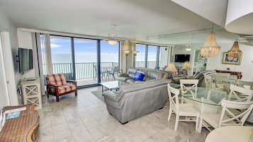 Apartamento em Condomínio Fechado, várias camas, varanda, vista para o oceano | Sala de estar | Televisor de 40 polegadas com canais digitais