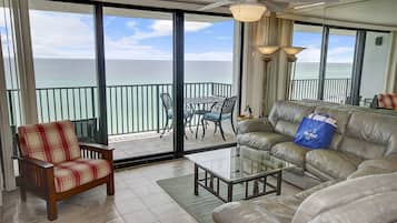 Apartamento em Condomínio Fechado, várias camas, varanda, vista para o oceano | Sala de estar | Televisor de 40 polegadas com canais digitais