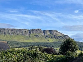 Paisagem montanhosa sob um céu limpo.