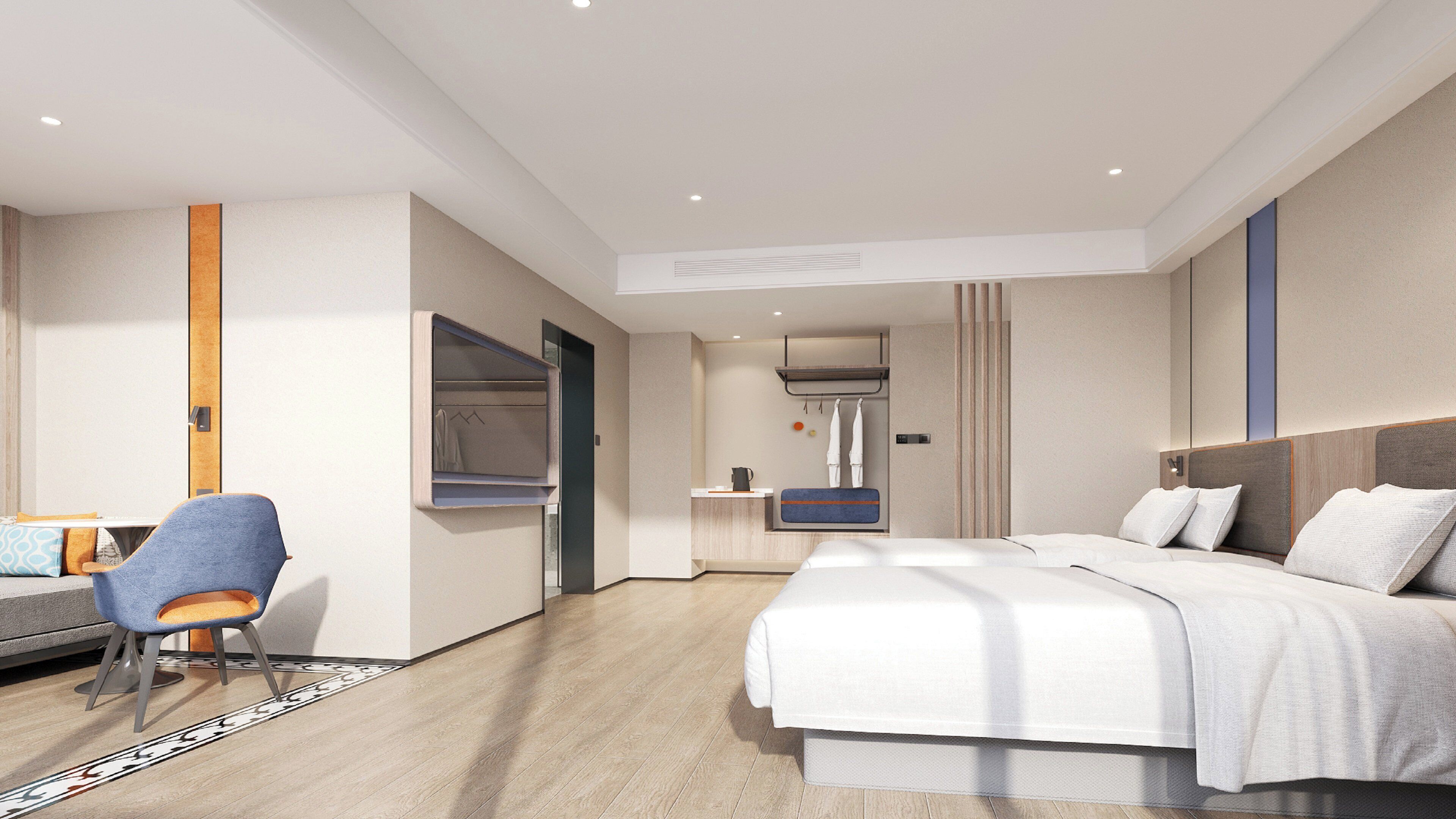 Quarto de hotel moderno com cama, área de estar e banheiro.
