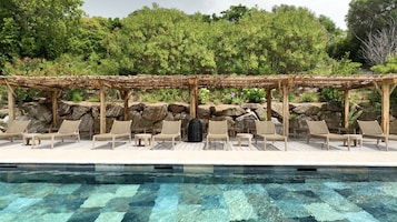 Piscina externa sazonal, barracas de cortesia, guarda-sóis