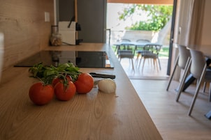 Vila conforto | Cozinha privada | Geladeira grande, micro-ondas, fogão, cooktop