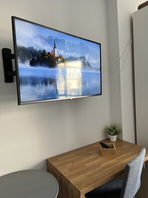 Estúdio premium | Área de estar | Smart TV 50 polegadas com canais digitais, serviços de streaming