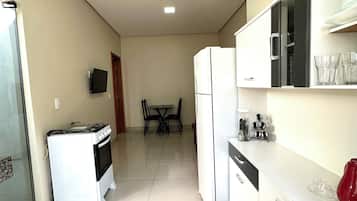 Casa Económica | Cozinha privada | Um frigorífico, um forno, uma torradeira, utensílios de cozinha