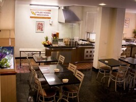 Café da manhã com buffet grátis todos os dias