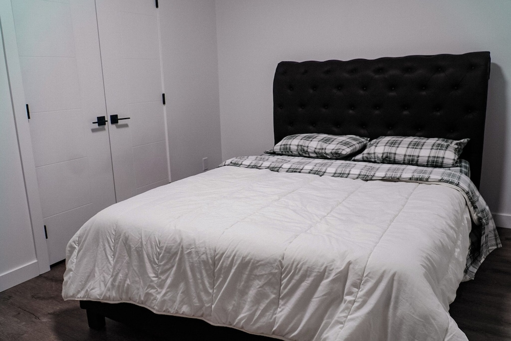 Executive , Serene, Beautiful 2 Bedroom Basement Apartment - Fort Saskatchewan