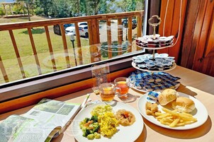 Café da manhã com buffet grátis todos os dias