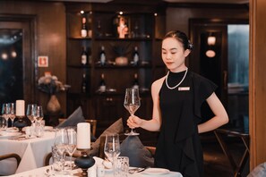 2 restaurantes: opção de café da manhã e jantar