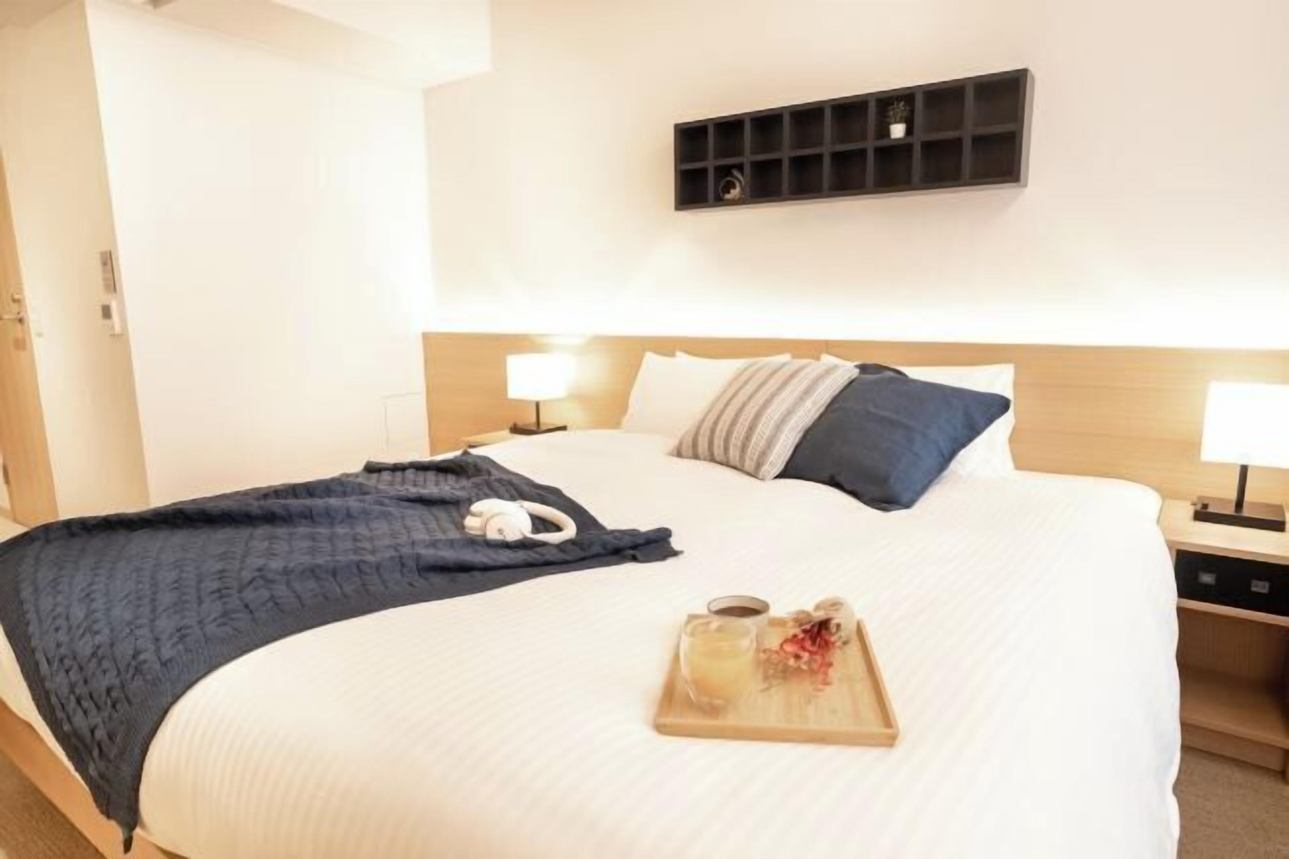 Camas com colchões pillow-top, cortinas blackout, quartos à prova de som