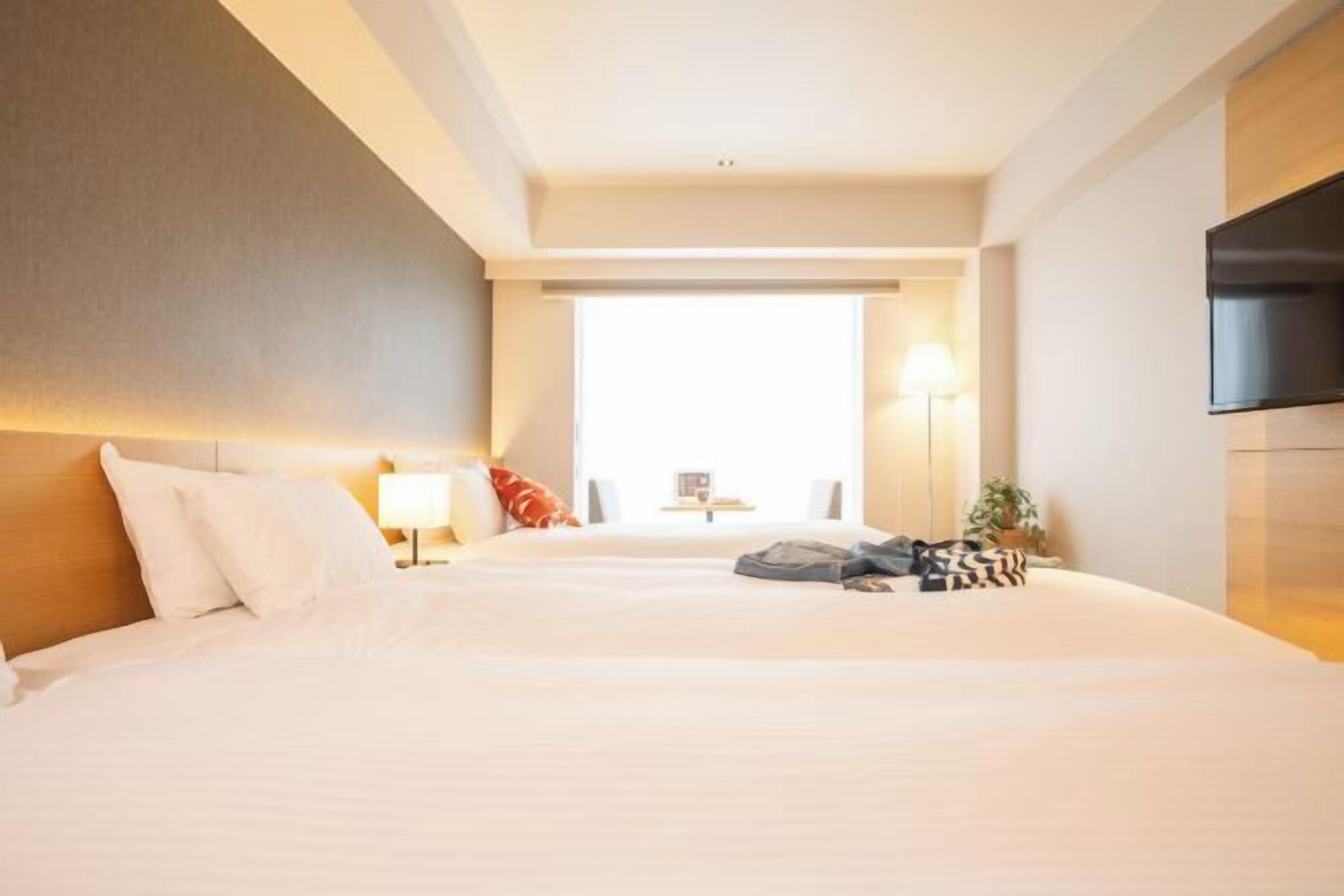 Camas com colchões pillow-top, cortinas blackout, quartos à prova de som