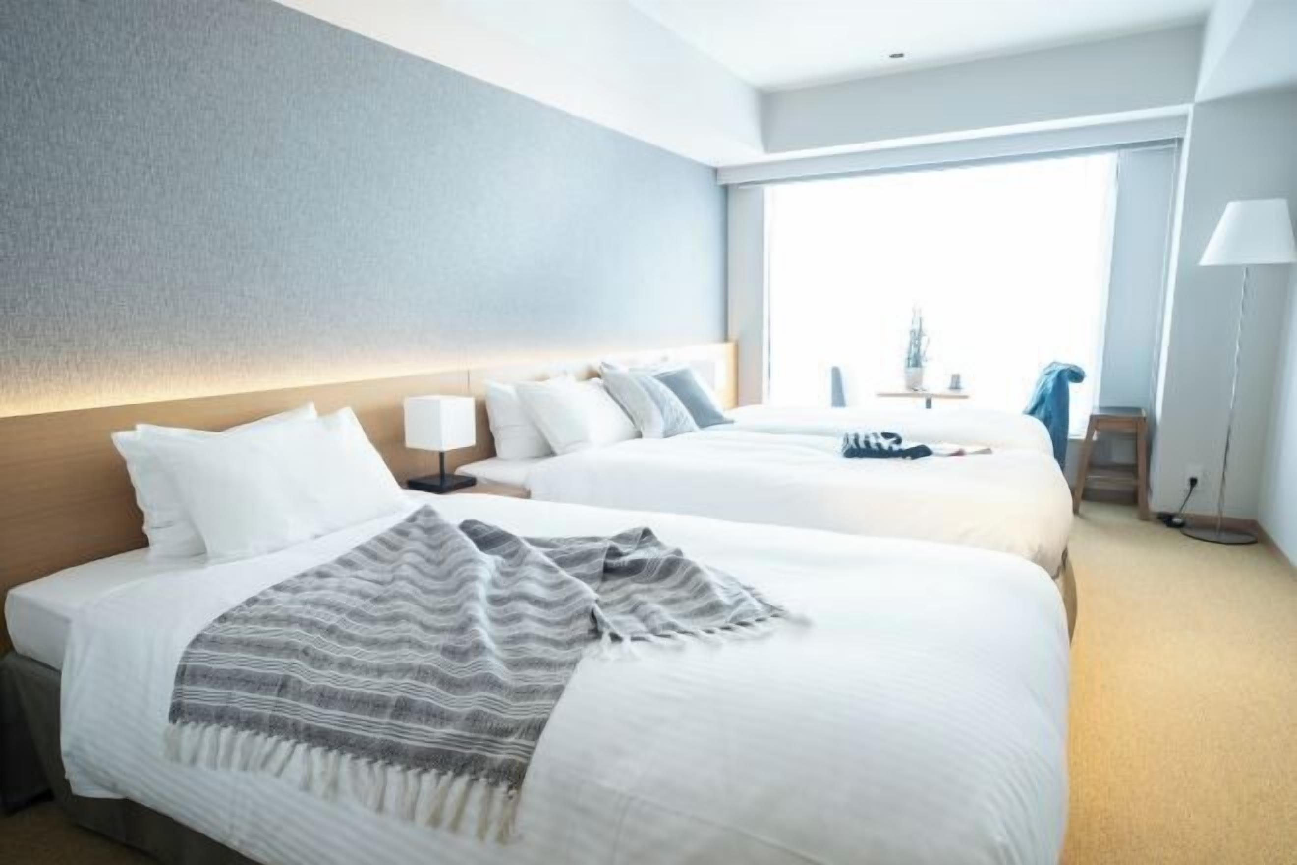 Camas com colchões pillow-top, cortinas blackout, quartos à prova de som