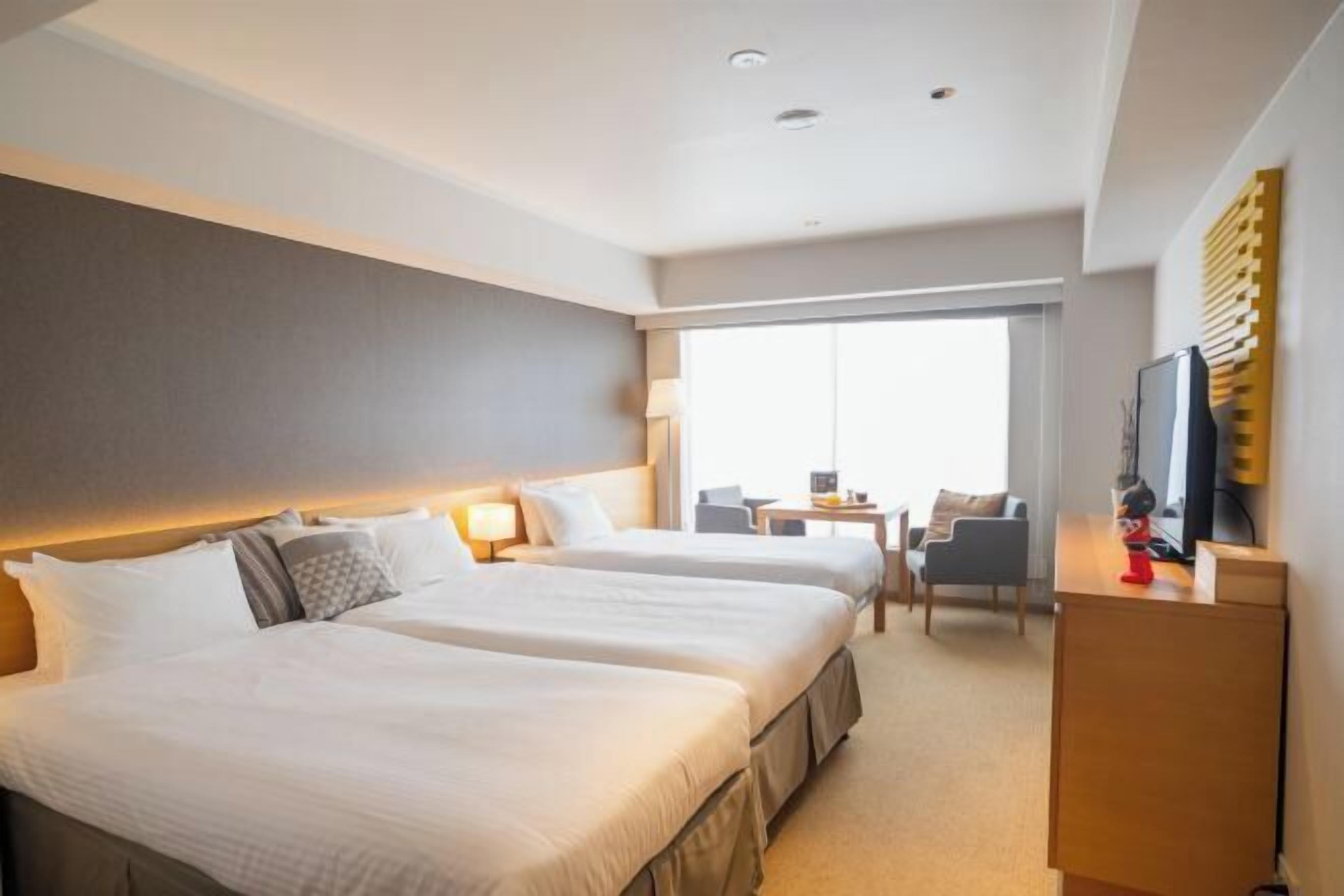 Camas com colchões pillow-top, cortinas blackout, quartos à prova de som