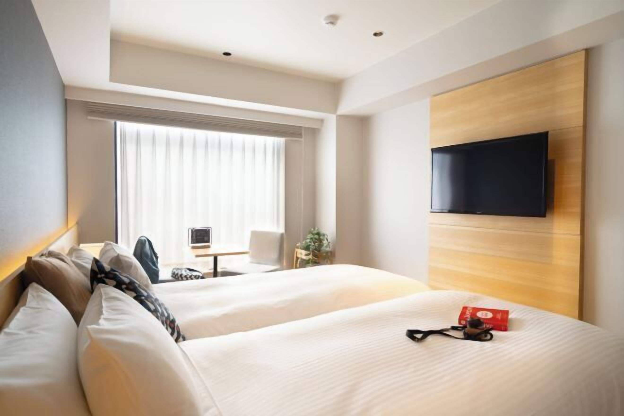 Camas com colchões pillow-top, cortinas blackout, quartos à prova de som