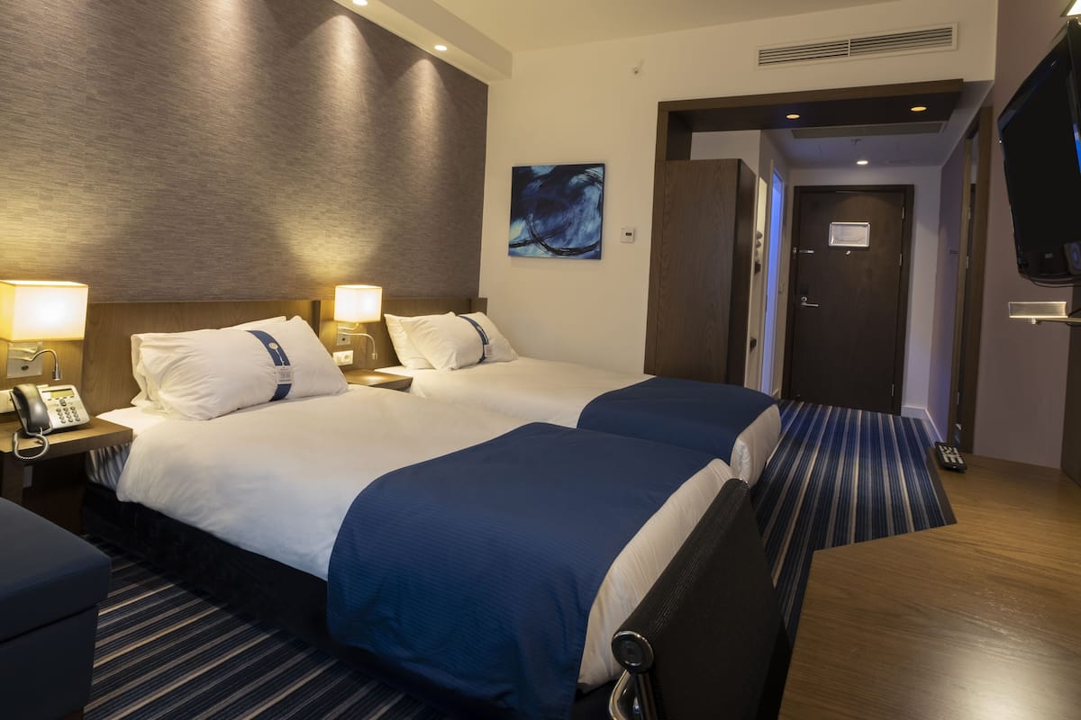 Quarto Twin Standard | Cofre no quarto, secretária