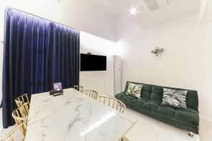 Quarto Twin Familiar | Sala de estar | TV de ecrã plano, Netflix, filmes pagos, piso aquecido