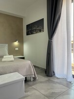 Quarto Deluxe | Cofre no quarto, secretária 