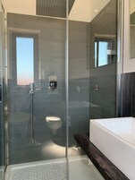 Quarto conforto, várias camas, para não fumantes | Banheiro | Chuveiro, chuveiro com efeito de chuva, produtos de toalete grátis
