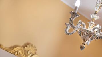 Um candelabro com detalhes ornamentados e uma lâmpada acesa.