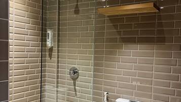 Quarto Duplo Deluxe | Casa de banho | Chinelos