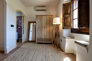 Quarto duplo clássico, vista para a piscina | Opções para refeição no quarto