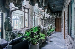 Minibar com produtos grátis, cofre no quarto, secretária 