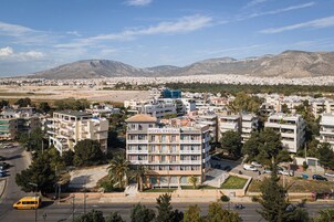 Um hotel com vários andares, varandas e um pátio central.