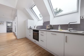 Apartamento Exclusivo | Cozinha privada | Um frigorífico, um micro-ondas, um forno, uma placa de cozinha 