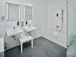 Apartamento Comfort | Casa de banho | Um secador de cabelo, Piso aquecido (casa de banho), toalhas fornecidas 