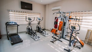 Academia com esteiras, elípticos e equipamentos de musculação.