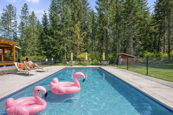 River Road Lodge 7 Bedroom Lodge By Nw Comfy Cabins By Redawning - Plain, WA